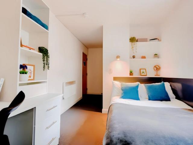 Six bed bronze