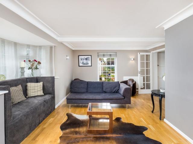 Six bedroom family house with a swimming pool, cinema and generous garden