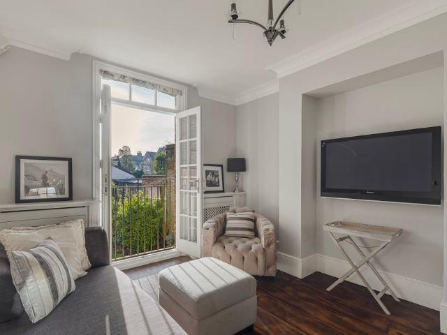 Six bedroom family house with a swimming pool, cinema and generous garden