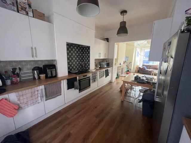 Six bedroom student house located in Hyde Park
