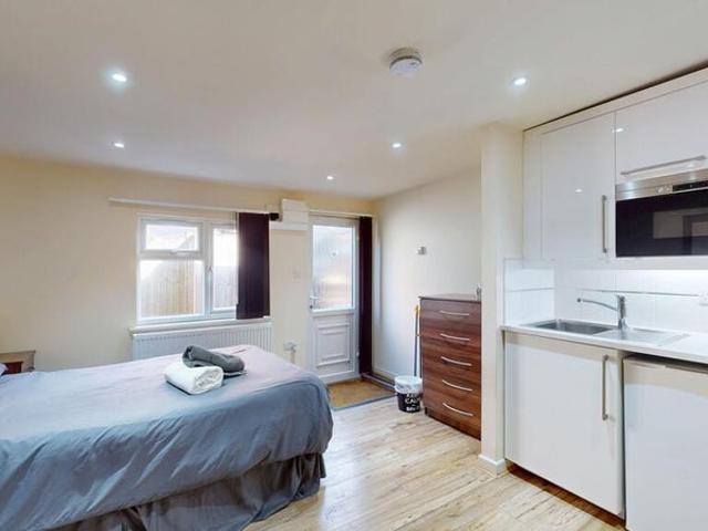 Sizable, Quite Studio Flat with central heating