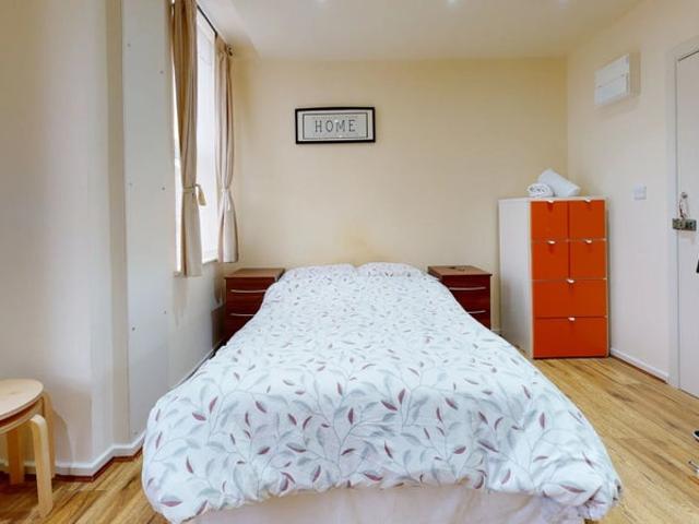 Sizable, Quite Studio Flat with Good Natural Light