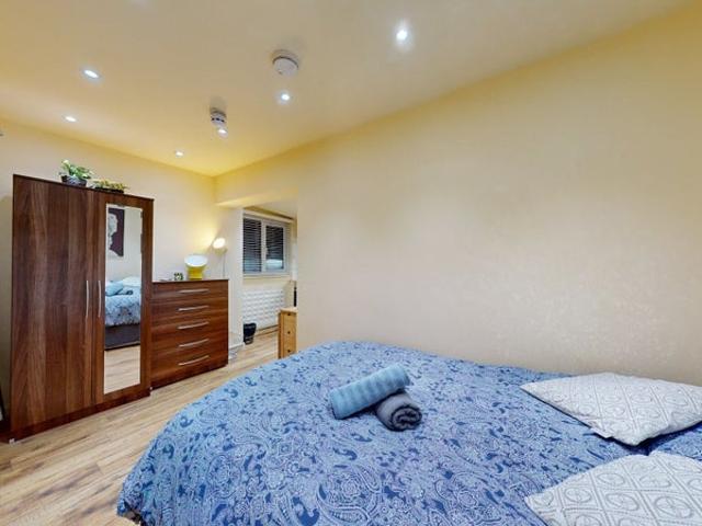 Sizable, Quite Studio Flat with Good Natural Light