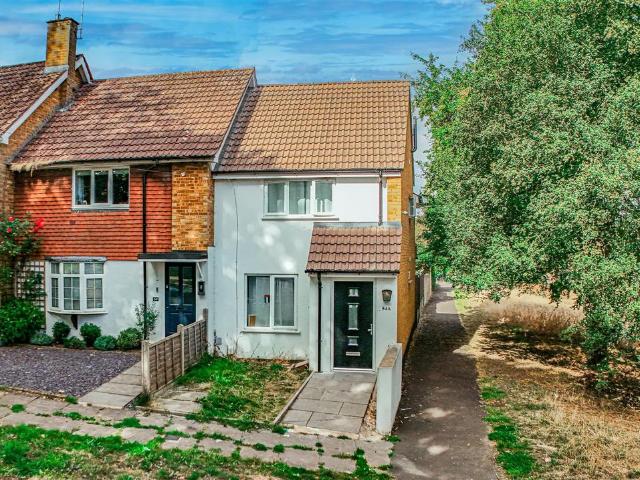 Someries Road, Hemel Hempstead, HP1 3 bed end of terrace house to rent £2,250 pcm £519 pw