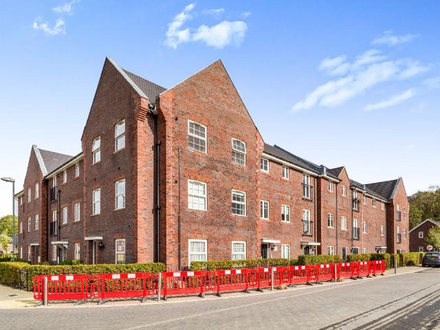 Somerley Drive, Crawley RH10, 2 bed flat to rent, £1,500 pcm | PrimeLocation