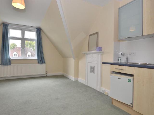Somers Road, Surrey RH2 1 bed apartment to rent £1,556 pcm £359 pw