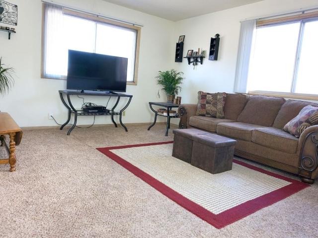 Somerset Court 2 Bedroom Apartment for Rent at 2717 N 73rd St, Omaha, NE 68134 Benson Gardens