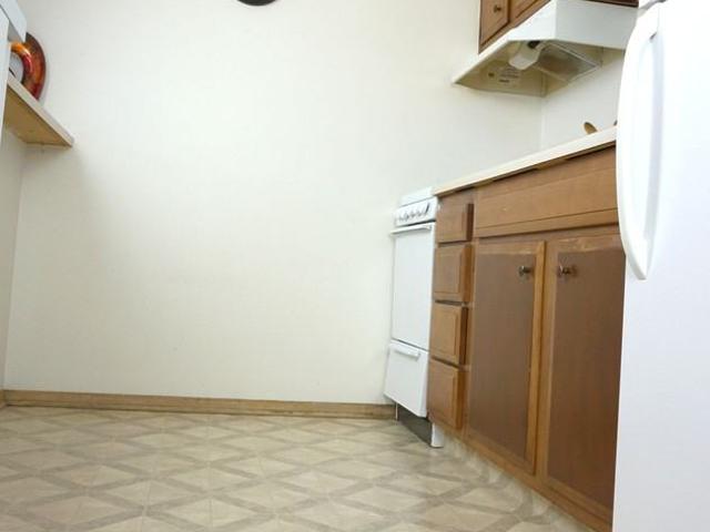 Somerset Court 2 Bedroom Apartment for Rent at 2717 N 73rd St, Omaha, NE 68134 Benson Gardens