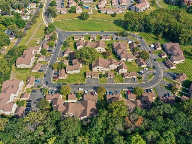Somerset Oaks Apartments and Townhomes 2 Bedroom Apartment for Rent at 7400 Oak Park Village Dr, St. Louis Park, MN 55426 Oak Hill