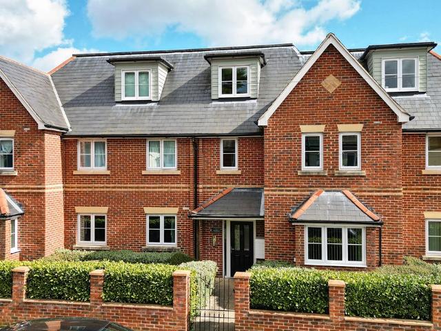 Somerset Road, Farnborough GU14, 2 bed flat to rent, £1,400 pcm | PrimeLocation