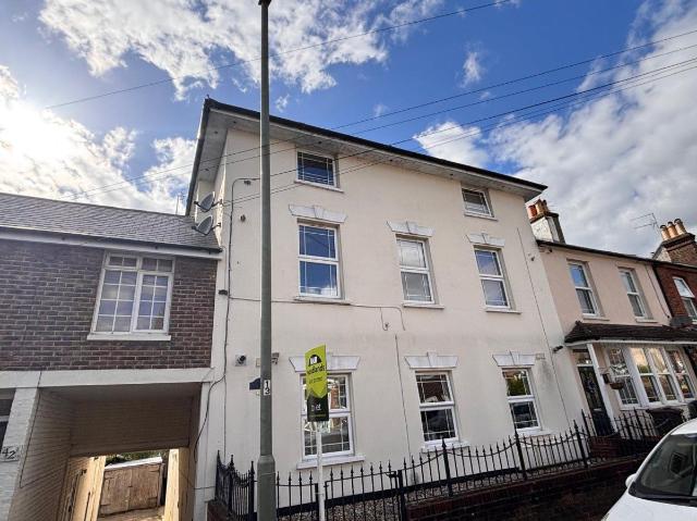 Somerset Road, Redhill RH1, 2 bed flat to rent, £1,400 pcm | PrimeLocation