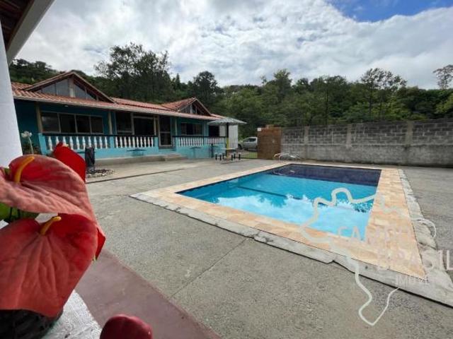 SONHO RURAL! LINDA CHÁCARA DE 2.900 M² COM ÁREA DE LAZER COMPLETA E 3 SUÍTES NA CASA SEDE!