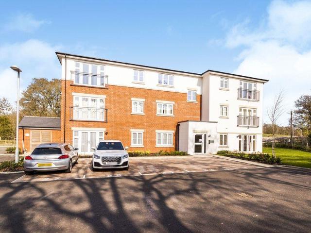 Soames Place, Wokingham, RG40 2 bed flat to rent £1,600 pcm £369 pw