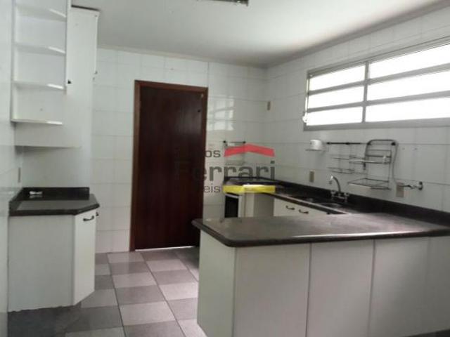 Sobradão com 3 dormitórios e garagem fechada para 2 autos
