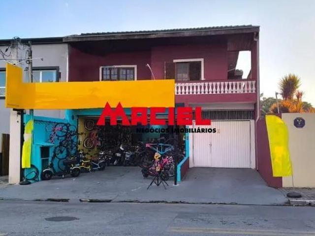 Sobradão residencial com salão comercial no terreo