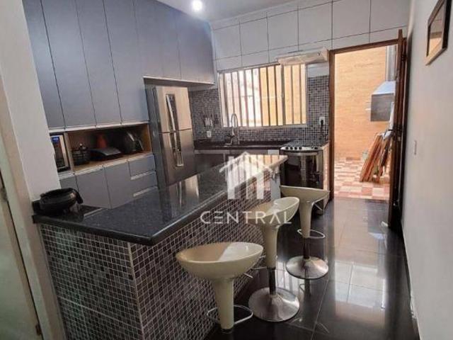Sobrado maravilhoso com 2 Suítes + Varanda e piscina