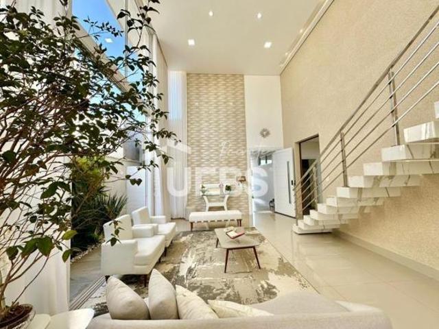 Sobrado mobiliado à venda no Jardim Veneza, com 247m² de área privativa, 4 quartos, sendo 2 suítes