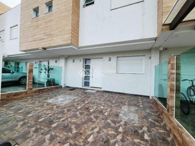 Sobrado 3 Quartos com Suíte e Amplo Pátio no Centro de Xangri Lá