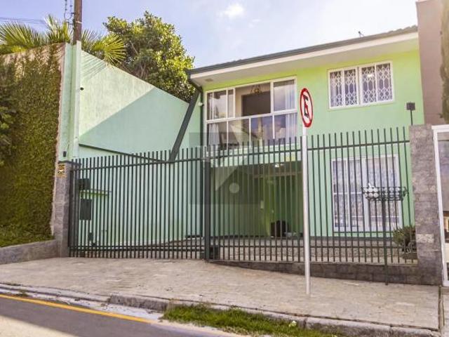 Sobrado mobiliado com suíte, edícula e deck ensolarado — pronto para morar