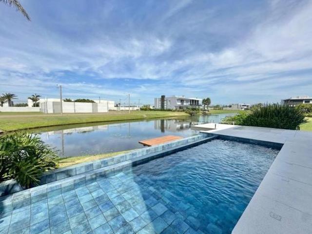 Sobrado mobiliado e decorado com 05 suítes e piscina em concreto