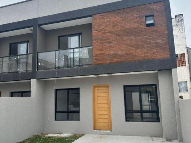 Sobrado moderno com terraço e amplo jardim em localização privilegiada