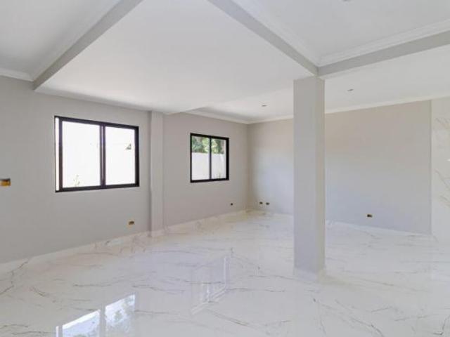 Sobrado moderno em Santa Felicidade, R$ 695 mil