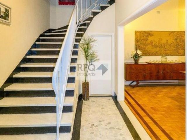 Sobrado na Aclimação com 280m² muito espaçosa e elegante é perfeita para quem procura conforto, priv