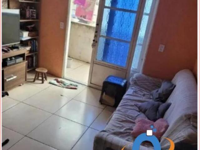 sobrado na zona norte de São Paulo, com 3 andares, sendo o primeiro com 2 cômodos e banheiro totalme