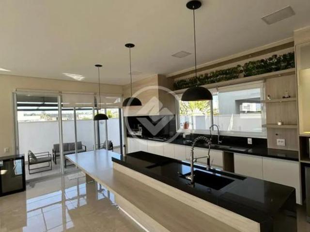 Sobrado Neoclássico de Alto Padrão com 4 Suítes e Acabamento Exclusivo