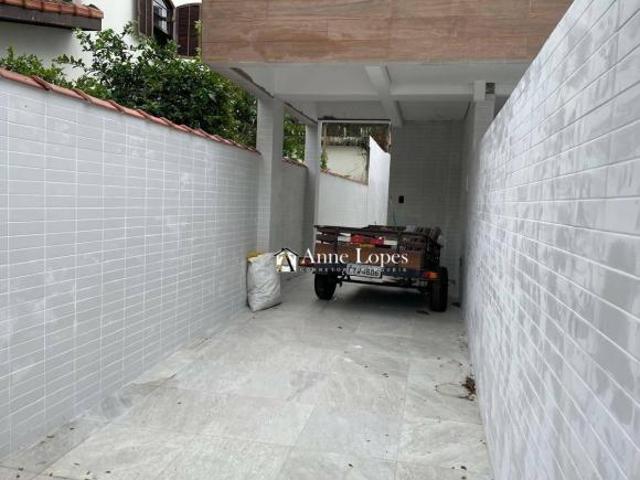 SOBRADO NO MARAPÉ EM SANTOS: CONFORTO E ESPAÇO PARA SUA FAMÍLIA! AQUI NA ANNE LOPES CORRETORA!