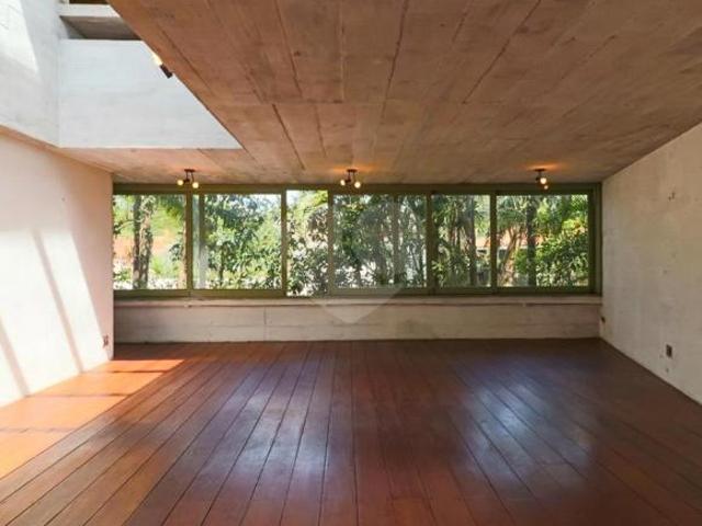 Sobrado no Morumbi projetada pelo lendário arquiteto Paulo Mendes da Rocha
