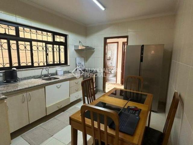 SOBRADO NO NOVA PETRÓPOLIS: CONFORTO, SOFISTICAÇÃO E ESPAÇO PARA VIVER BEM