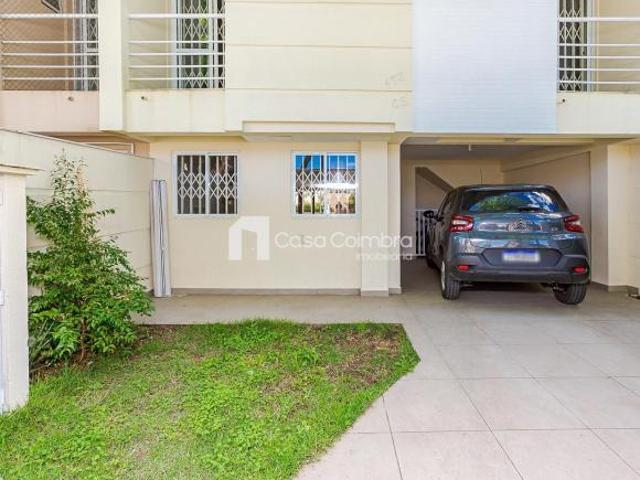 Sobrado no Bacacheri com 3 quartos e ático amplo