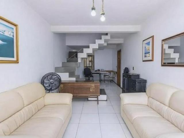 Sobrado no Bacacheri com 4 dormitórios, 3 vagas e 152 m² privativos