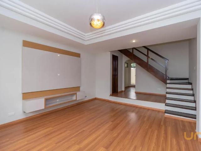 Sobrado no Bacacheri de 184 m² com 4 quartos