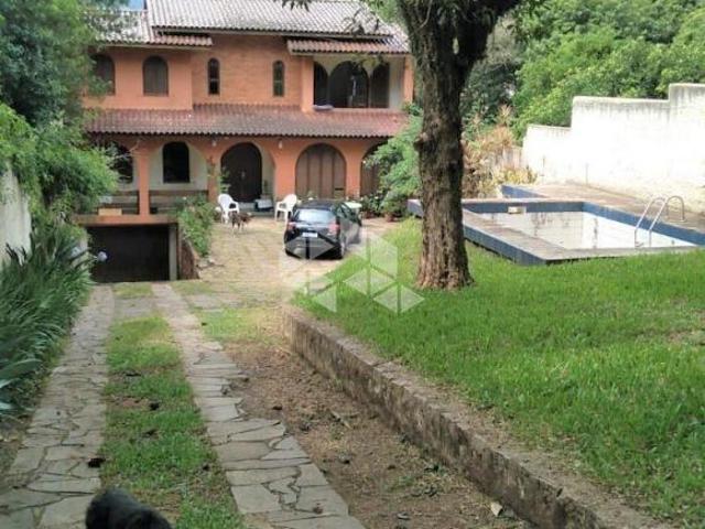 Sobrado no bairro Vila Nova em Porto Alegre com 4 dormitórios e pátio