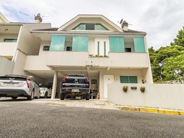 Sobrado no bairro de Santa Felicidade com 540m², 4 dormitórios se