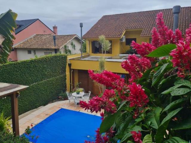 Sobrado no bairro Espírito Santo de 3 dormitórios 2 vagas e piscina