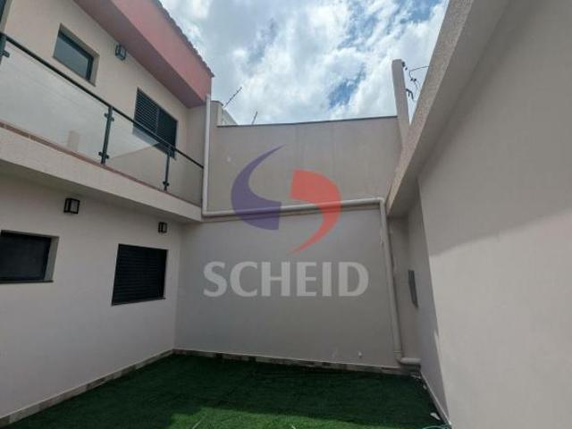 Sobrado no Campo Grande com 03 dormitórios, sendo 02 suites e 02 vagas