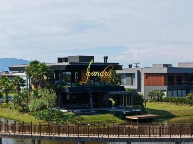 Sobrado no condomínio Sense com 6 suítes, duas piscinas uma suspensa