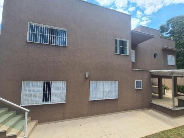 Sobrado no Condomínio Pedra Grande em Atibaia SP. 3 suites, piscina, área gourmet, quadra e pomar