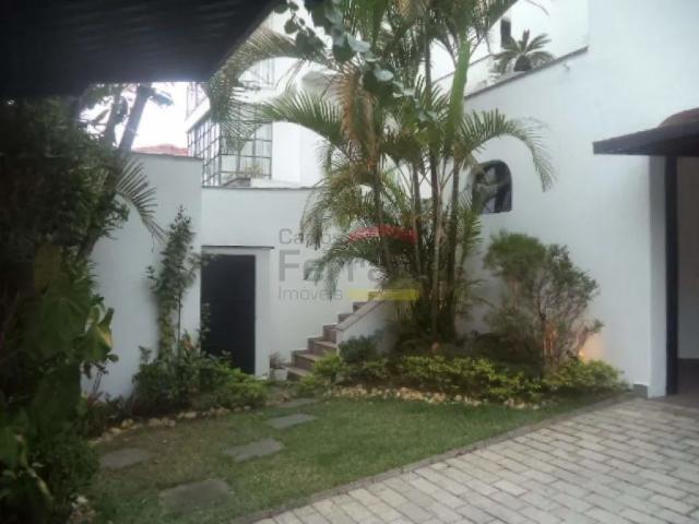 Sobrado no jardim frança contendo 3 suítes com sacada, piscina, churrasqueira, quintal e 6 vagas