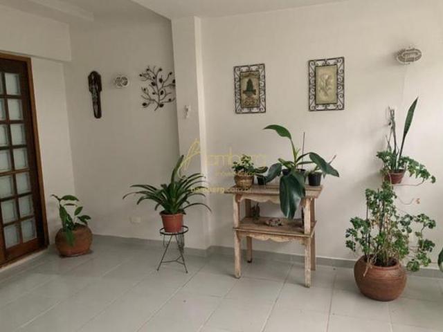 Sobrado no Jardim Hípico, rua fechada. São 3 quartos sendo 1 suíte,1 vaga e 160 m² de área útil