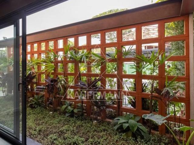 Sobrado no Jardins à Venda com 4 Suítes 4 Vagas e 550m² AC