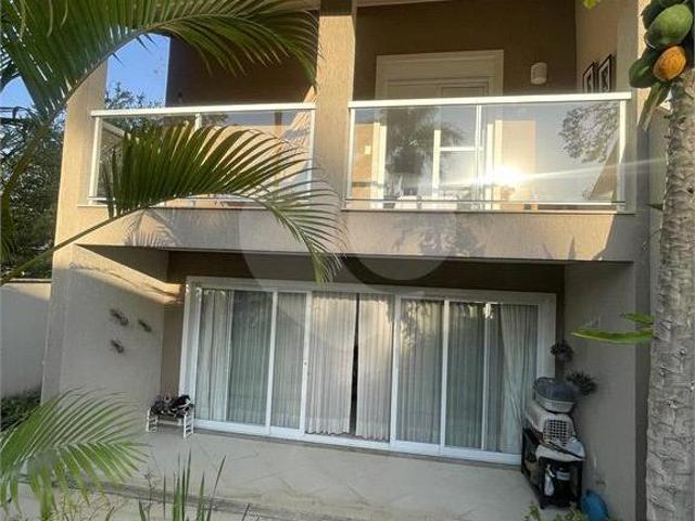 Sobrado no Jd. Floresta, com 411 m², 5 quartos, 4 vagas e Piscina !
