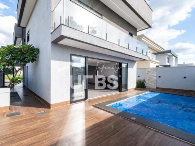 Sobrado no Parqville Jacarandá – 4 suítes – 238 m² – Alto padrão