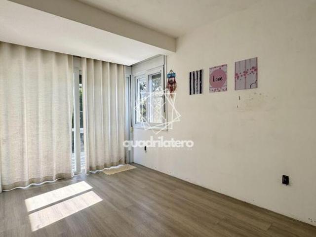Sobrado no Recanto de Portugal com piscina em terreno de 500m² próximo à Av. Adolfo Fetter