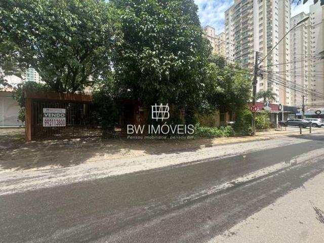 Sobrado no Setor Bueno – 4 Quartos | 4 Garagens | Goiânia