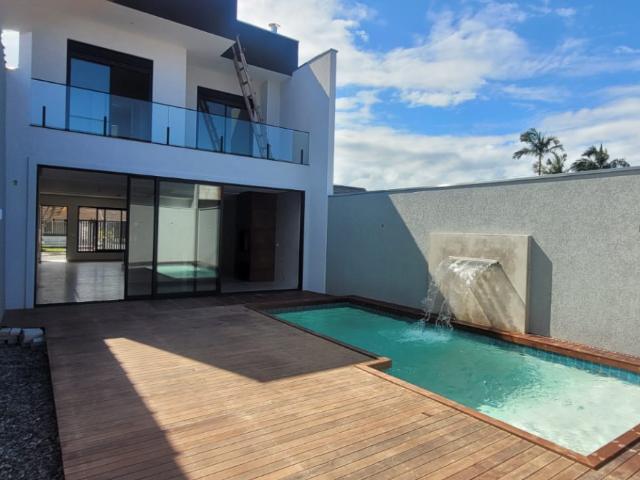 Sobrado Novo com Piscina 3 quartos sendo 1 Suíte a 280m da Praia em Guaratuba por R$ 1.450.000,00