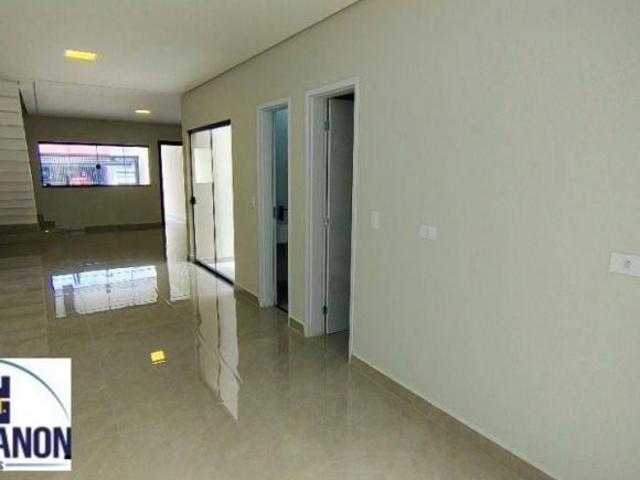 Sobrado novo, com 3 suítes, 4 vagas de garagem, acabamento em porcelanato, quintal com churrasqueira